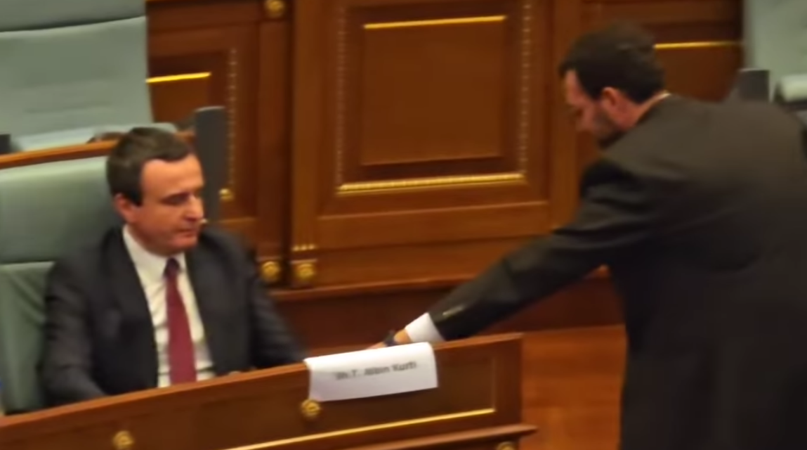Edi Rama ia përcjell Kurtit një letër derisa në foltore Haradinaj po e ... Edi Rama ia përcjell Kurtit një letër derisa në foltore Haradinaj po e ...