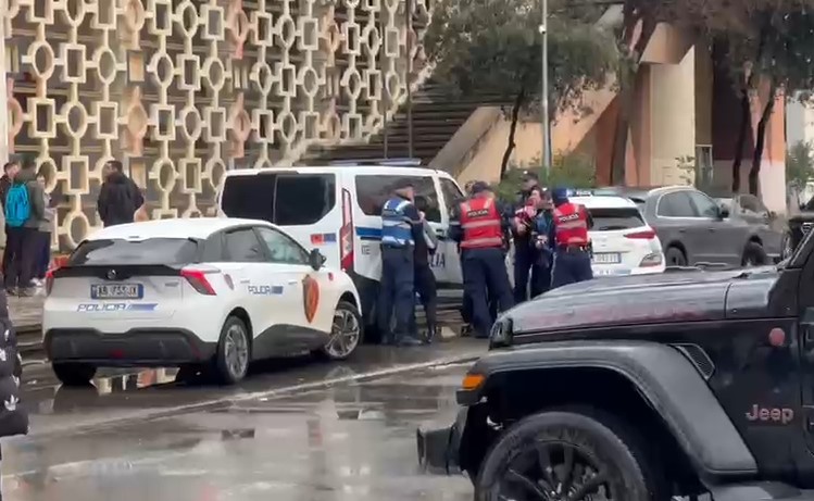 Sherr mes të rinjve te Pallati i Sportit “Asllan Rusi”, policia ndërhyn ... Sherr mes të rinjve te Pallati i Sportit “Asllan Rusi”, policia ndërhyn ...
