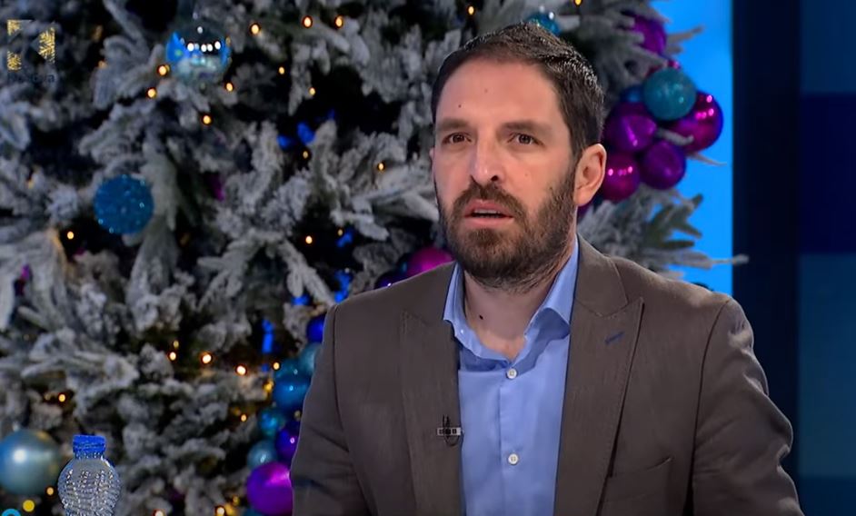 Kurti është në dimensionet e Enver Hoxhës, thotë historiani Shala ... Kurti është në dimensionet e Enver Hoxhës, thotë historiani Shala ...